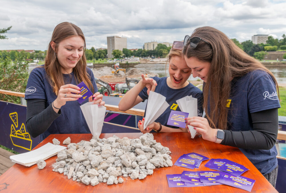 Filmnächte verschenken Bruchstücke der Carolabrücke - DAWO! - Dresden ...