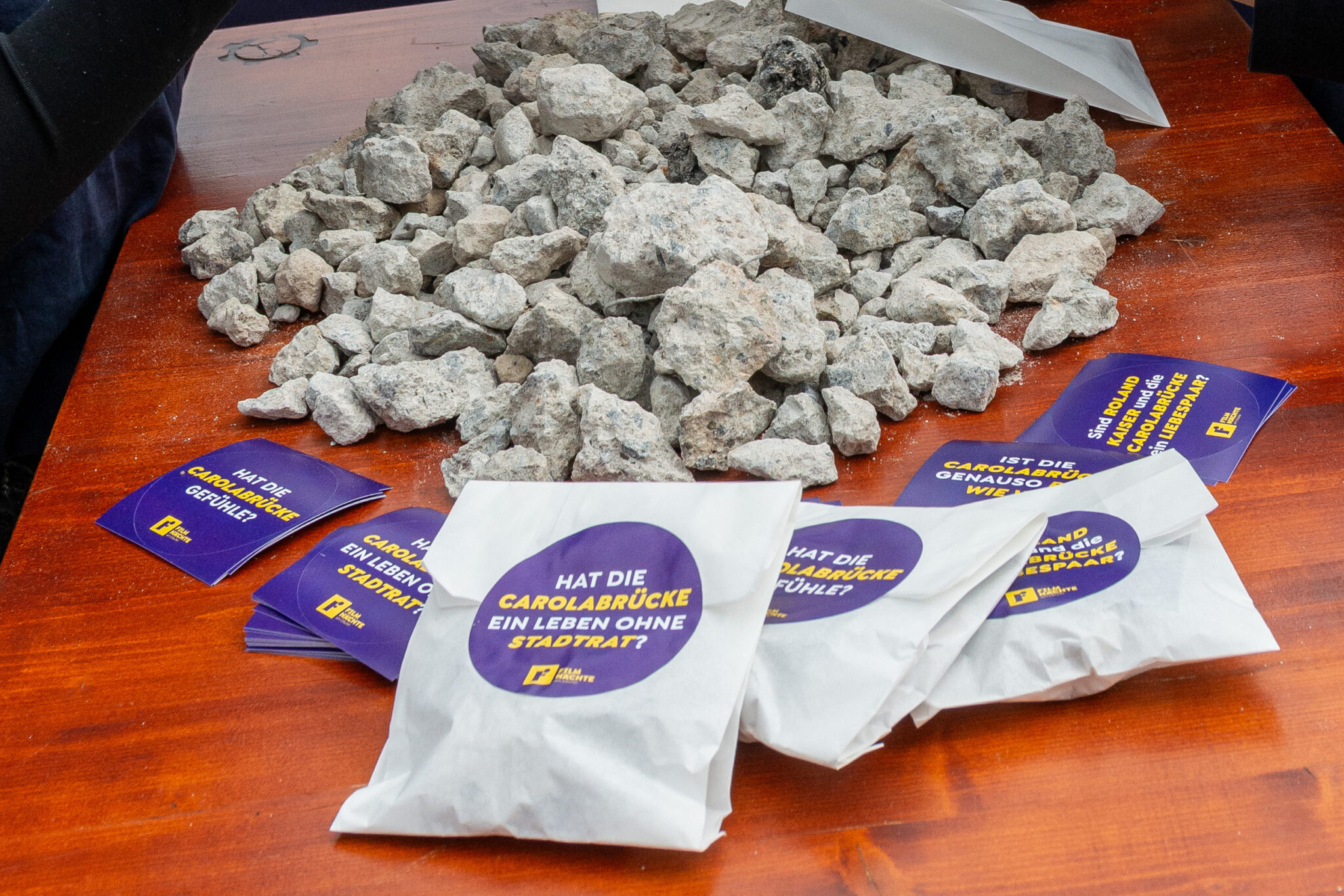 Filmnächte verschenken Bruchstücke der Carolabrücke - DAWO! - Dresden ...